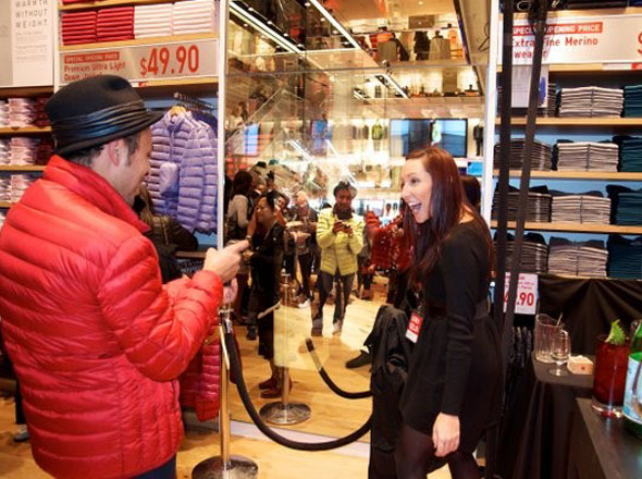 UNIQLO Magic Mirror : 1er Miroir à Réalité Augmentée - MaxiTendance