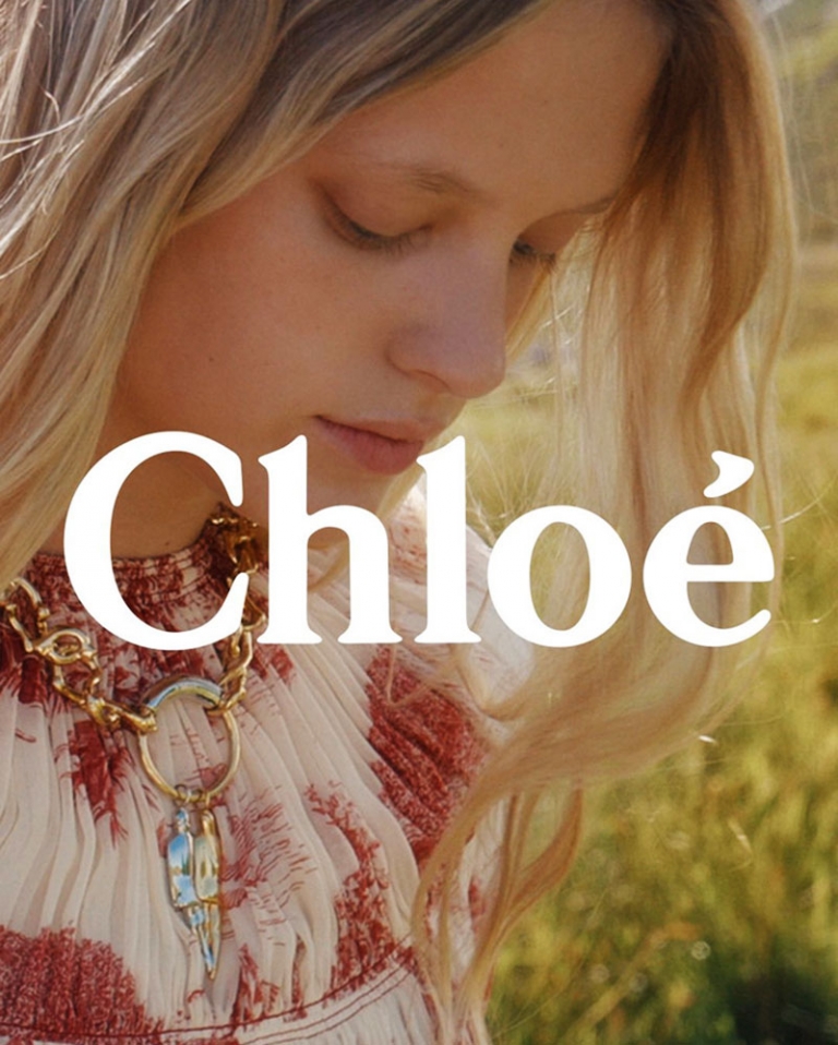 Chloe Fait sa Rentrée Hivernale dans les Highlands - MaxiTendance