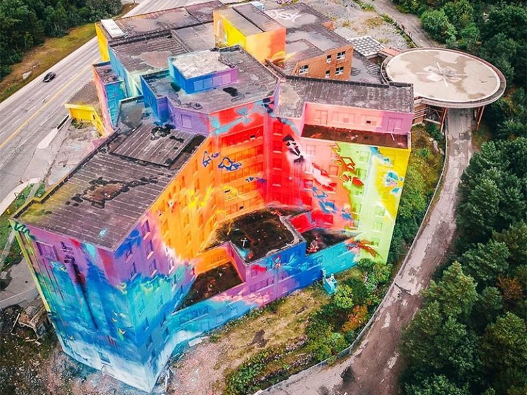 L'Artiste RiskRock Transforme un Hôpital Abandonné en Fresque Geante ...