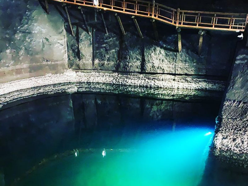 Mine de Wieliczka en Pologne, Lacs, Chapelles de Sel sont des ...