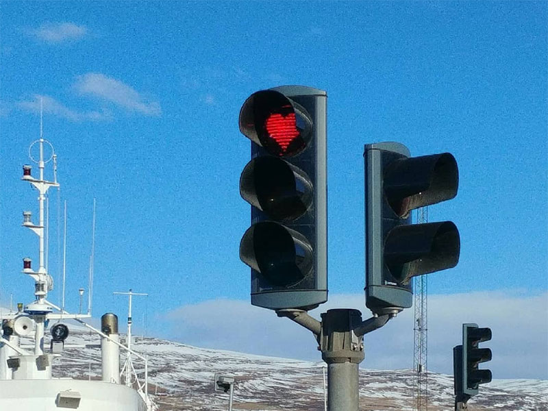 En Islande le Rouge des Feux Tricolores Cache un Coeur - MaxiTendance